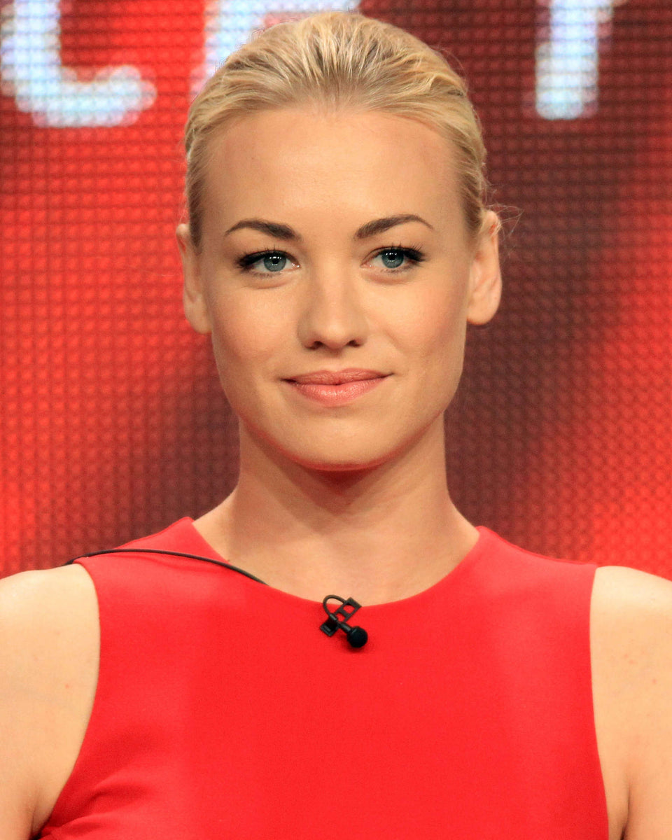 Yvonne Strahovski 8x10 (d) signed – Leeloo Multiprops, LLC